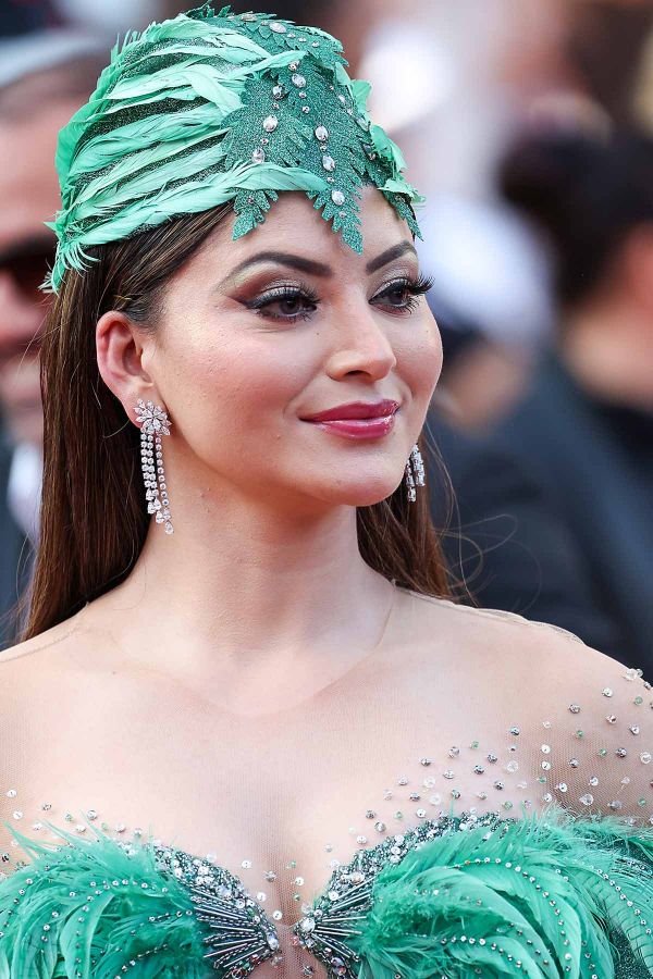 Urvashi Rautela feather dress at Cannes 2023 (Pics) Urvashi Rautela feather dress at Cannes 2023 (Pics)